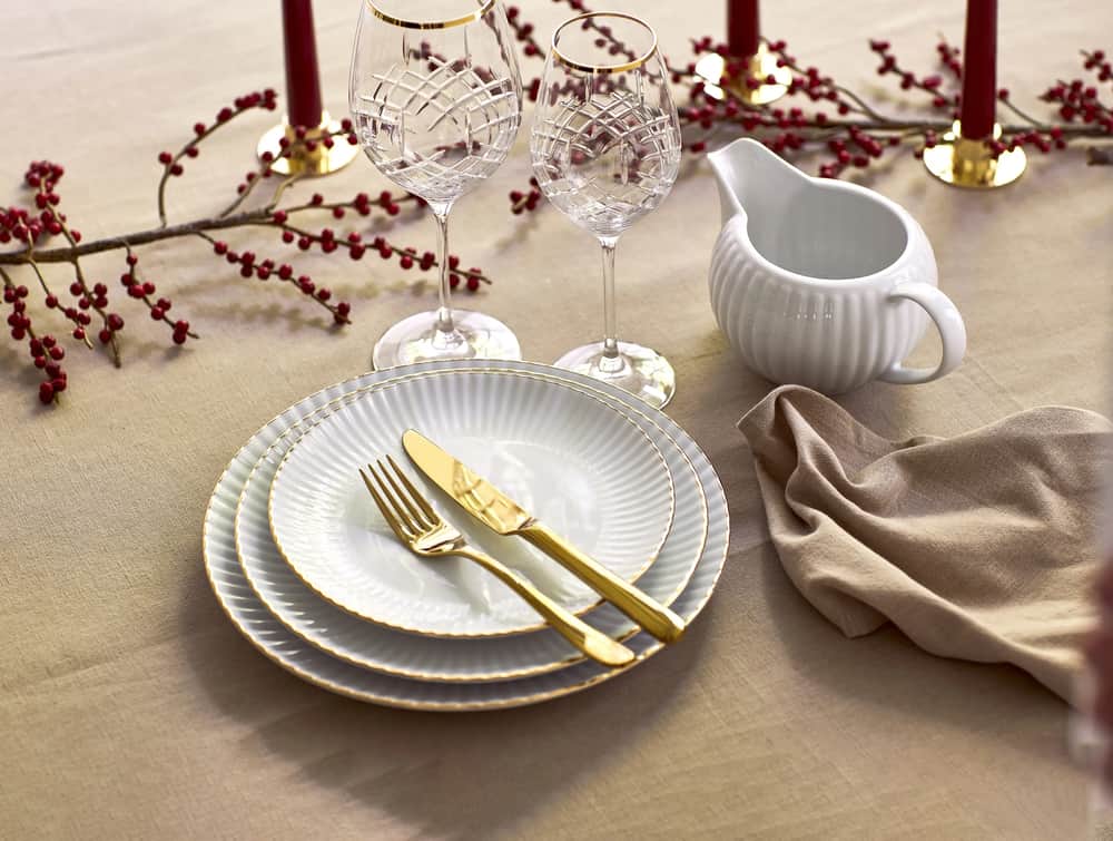 CASA Living - Daisy Gold Middagstallerken - Ø 27 cm - Hvid/guldfarvet ...